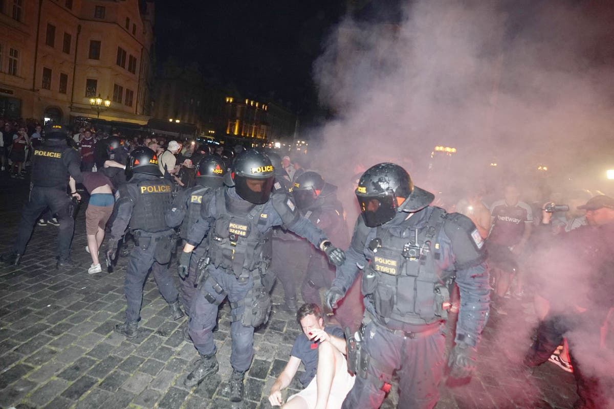 West Ham fans fight riot police in Prague after Europa…