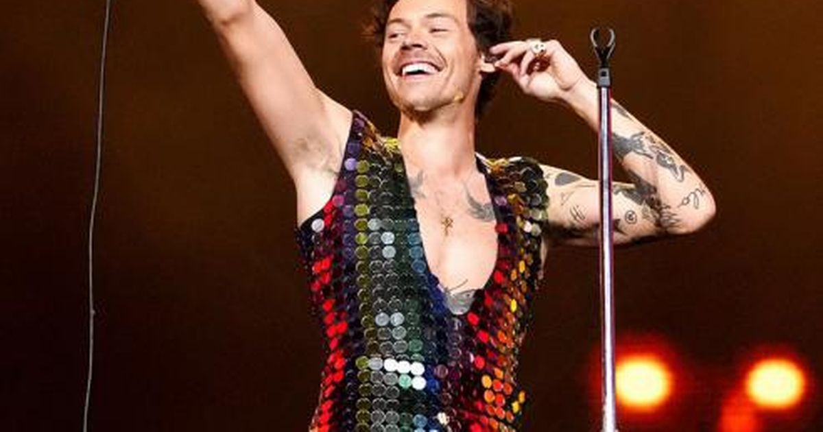 Harry Styles rocks out in front of 80,000 fans with…