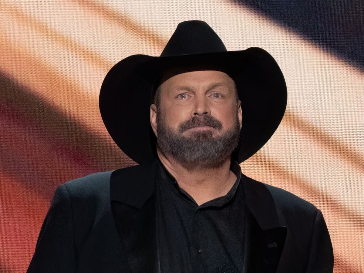 Garth Brooks commended for not bowing to anti-LGBT…