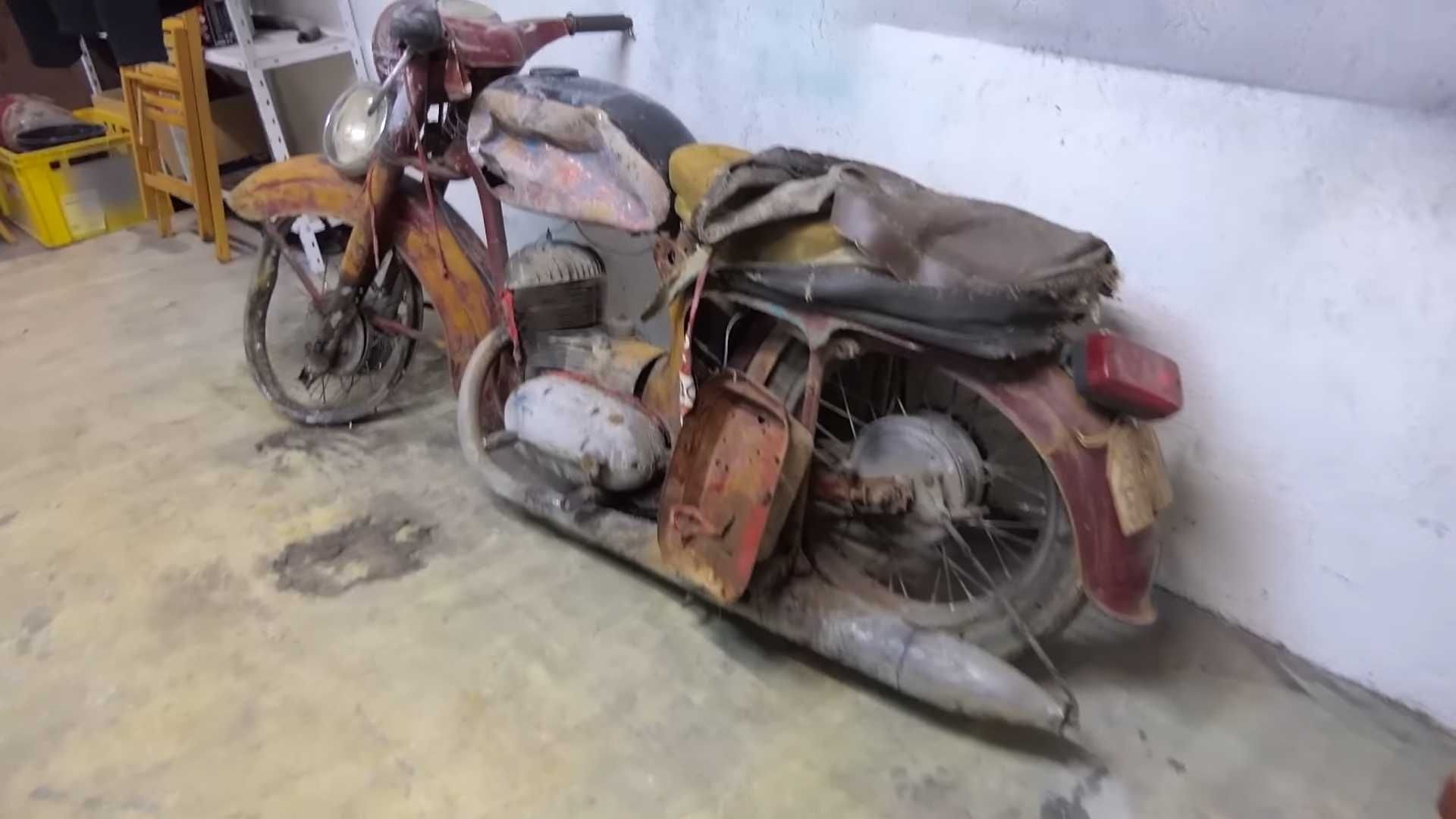 Watch This Absolutely Knackered CZ125 Get A New Lease…