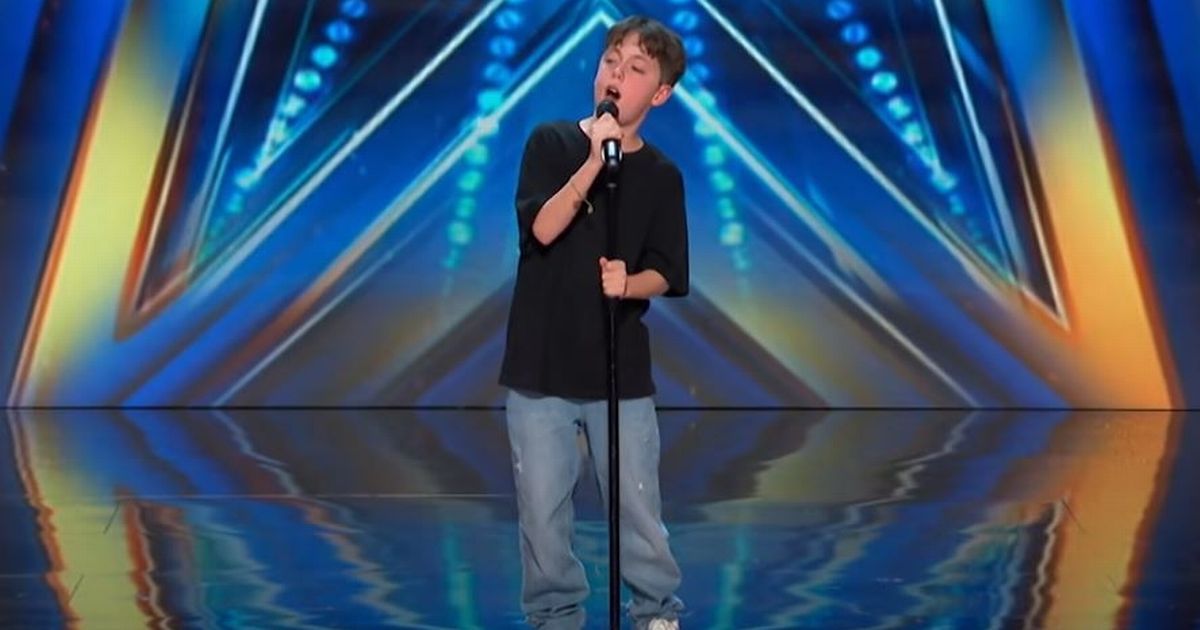 British boy Alfie Andrew, 12, gets standing ovation…