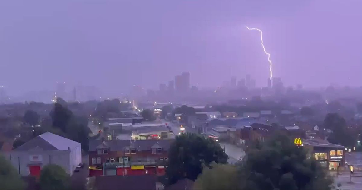 Incredible videos and pictures show 2am storms in…