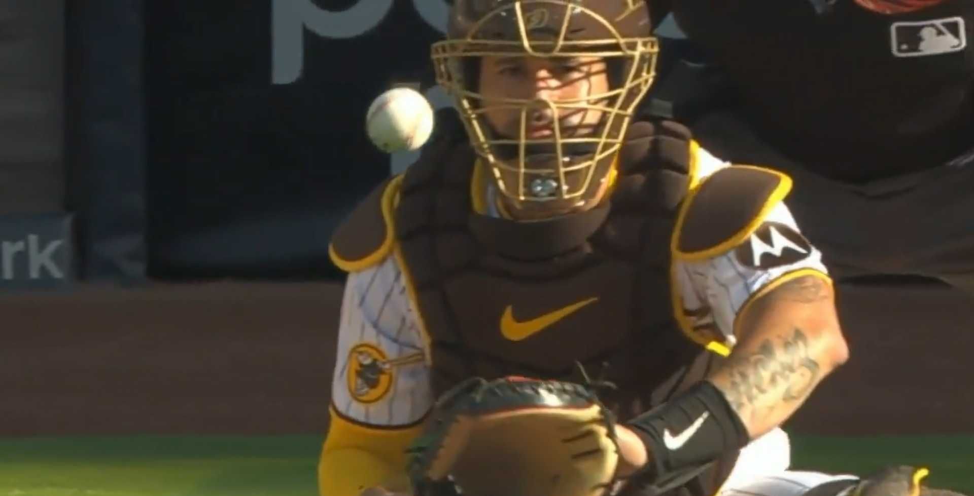 A Padres pitcher’s knuckleball looks so mesmerizing in…