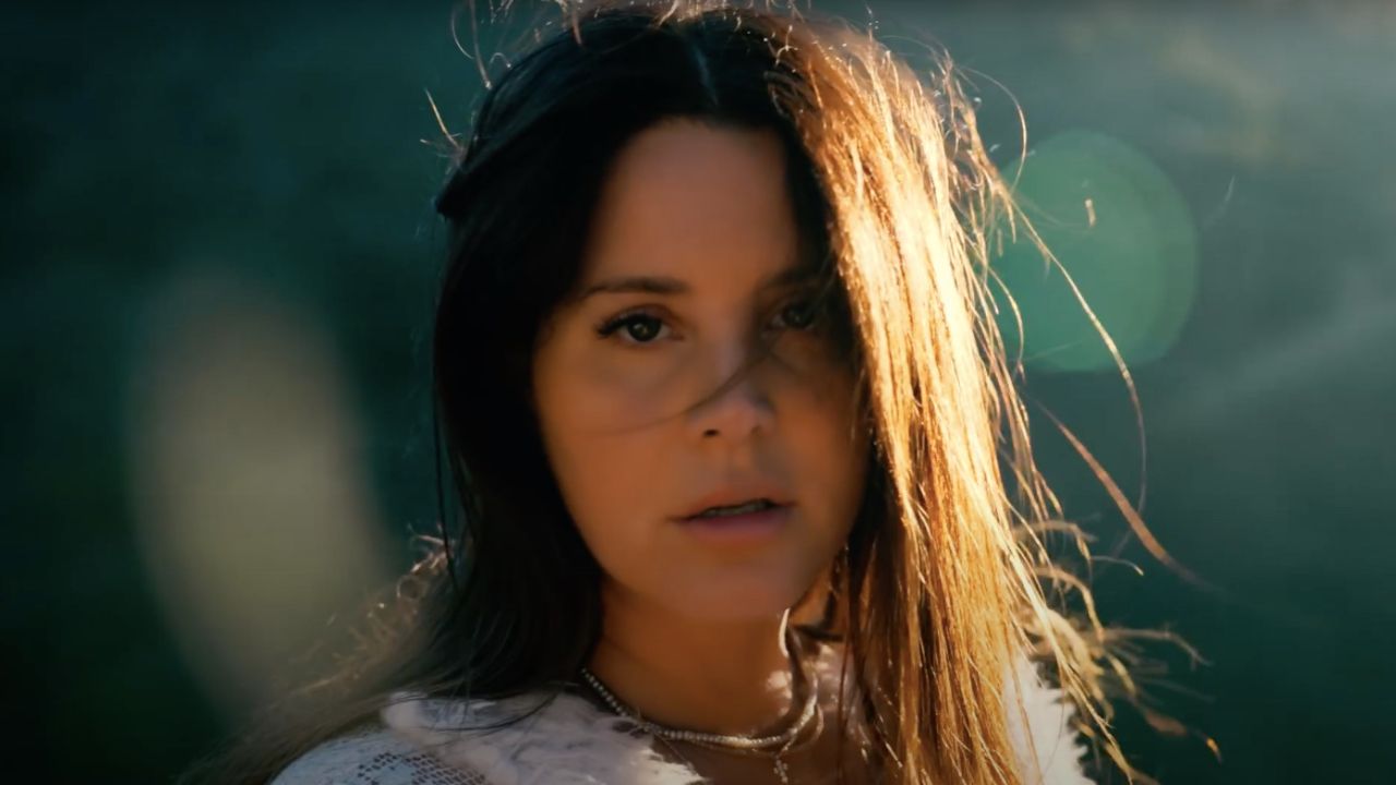 Lana Del Rey Got Her Mic Cut Off After Showing Up Late…