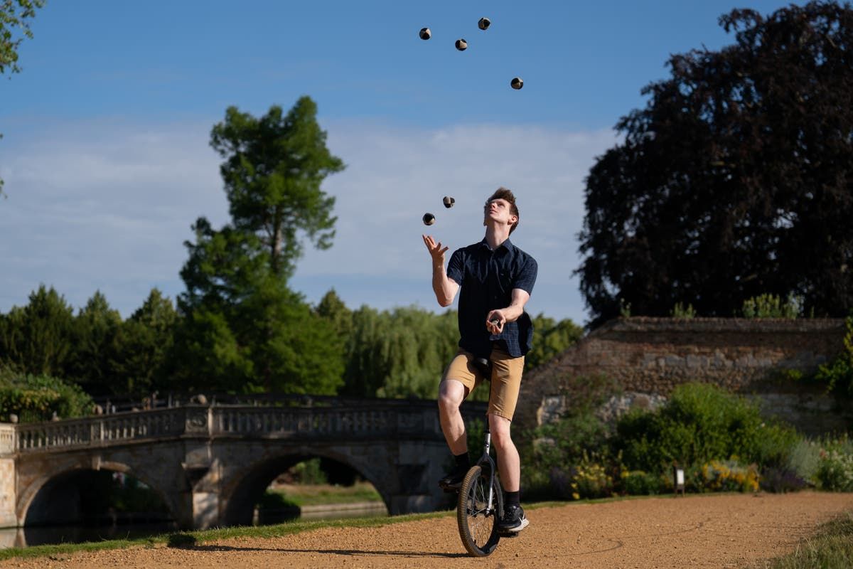 Cambridge University student becomes juggling world…