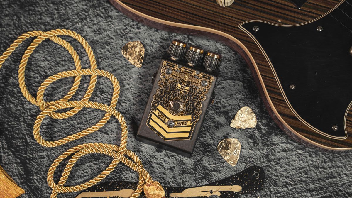 Classic ’70s octave fuzz tones in a smart-switching,…