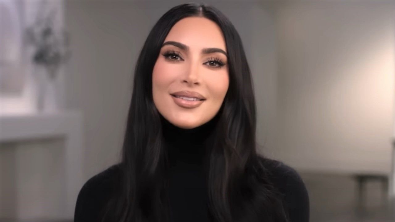 Kim Kardashian Effortlessly Rocked A Blue Bikini In…