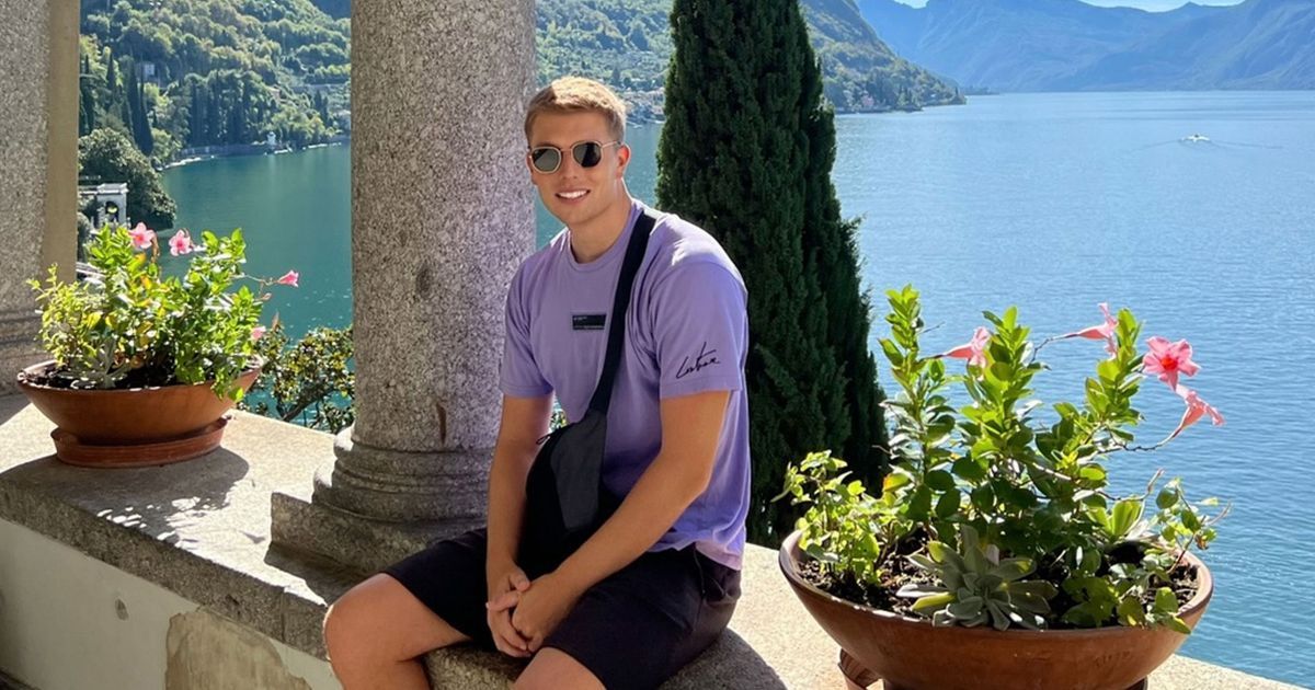 Man buys cheapest flight he can find and travels the…