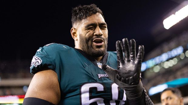 An Eagles Lineman Beautifully Serenaded His Wife…