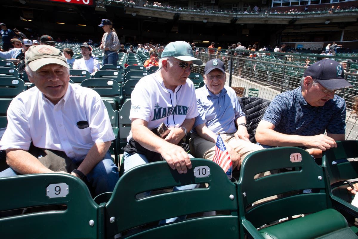 Mariners fan travels to Giants' waterfront ballpark,…