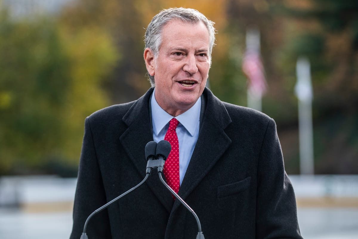Former New York Mayor de Blasio and wife announce…