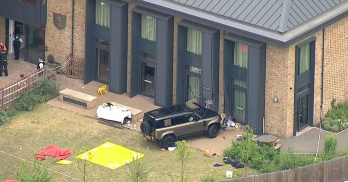 10 people taken to hospital after Land Rover crashes…