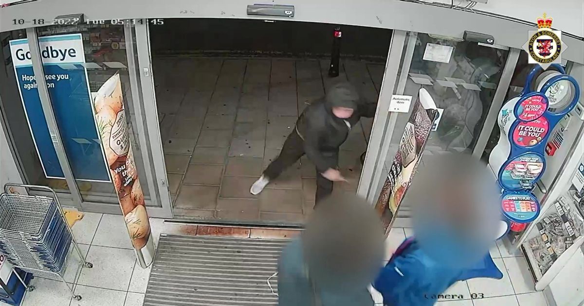 Terrifying Moment Robber Lunges At Tesco Staff With…