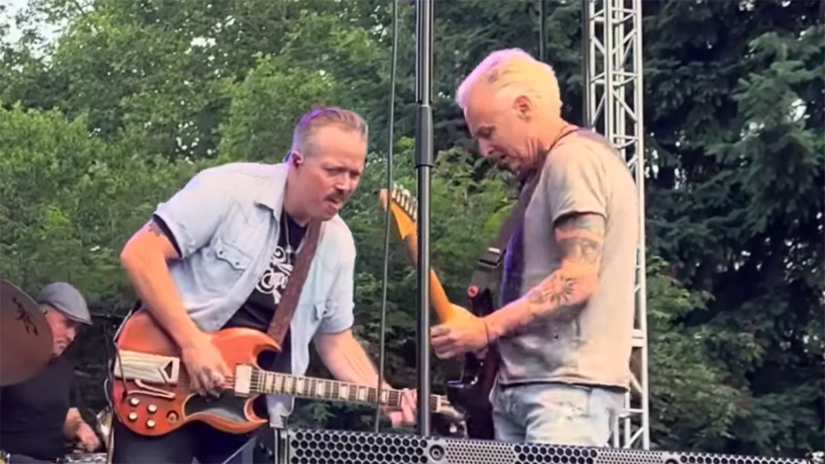 Watch Mike McCready share solo duties with Jason…
