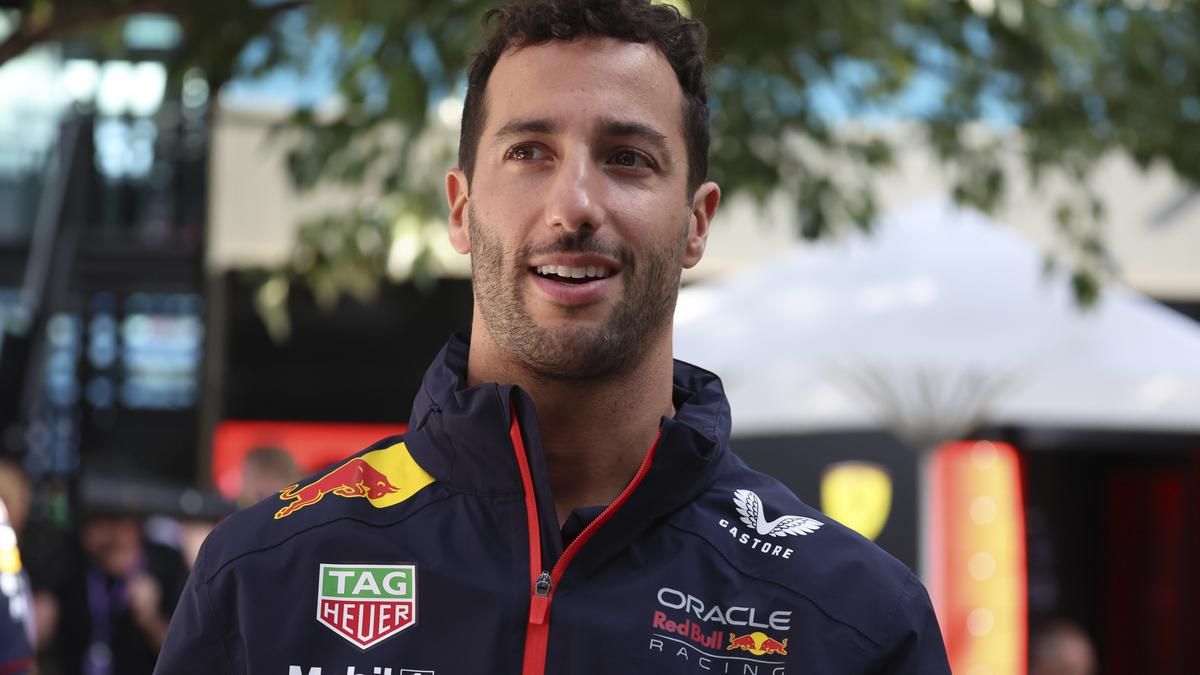 Ricciardo replaces De Vries at AlphaTauri in surprise…