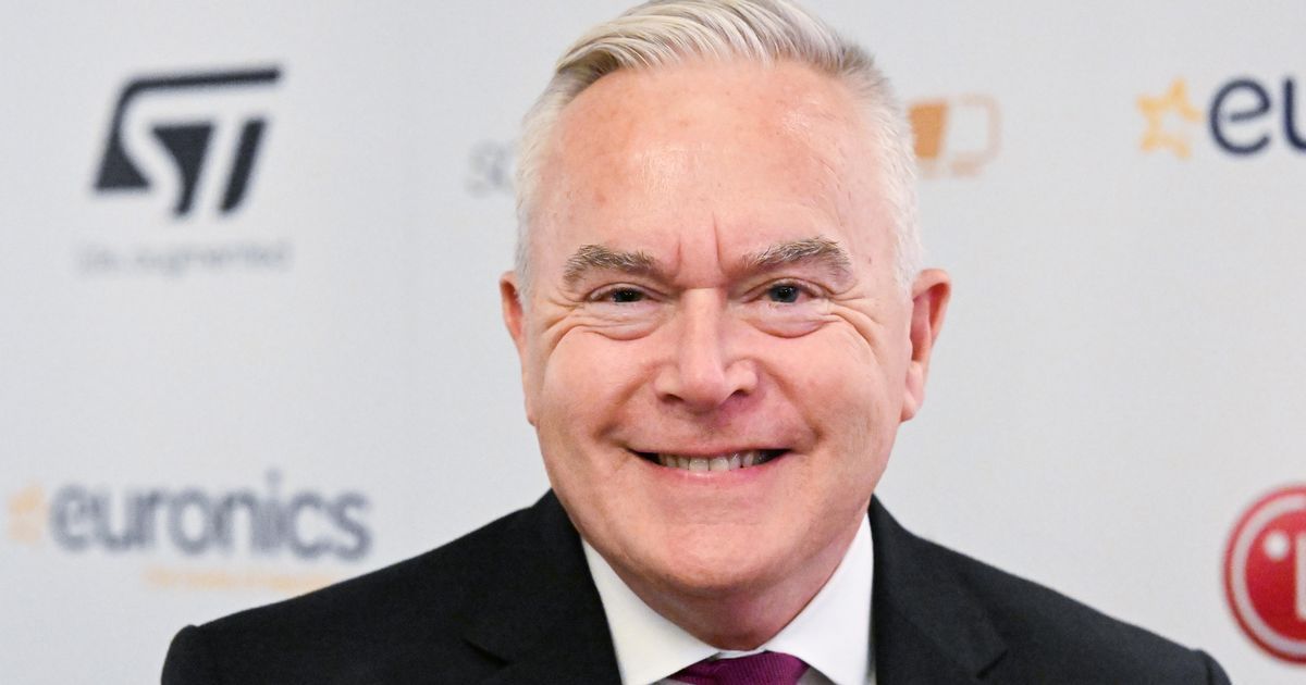 Who is Huw Edwards’ wife and how many children do they…