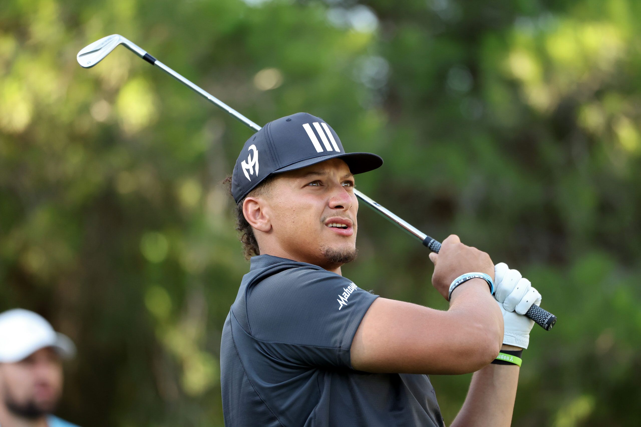 Chiefs QB Patrick Mahomes impresses in long-drive golf…