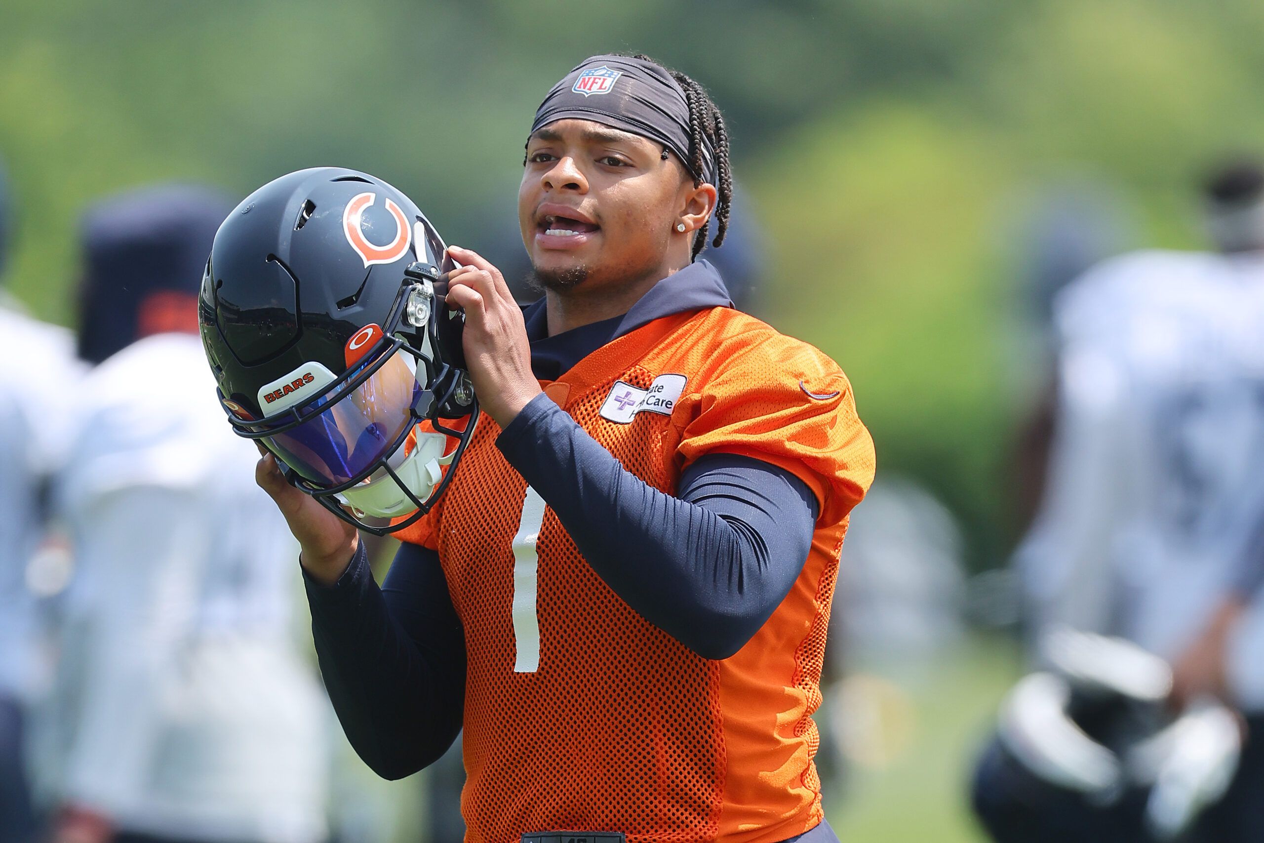 Justin Fields holds offseason workout with Bears…