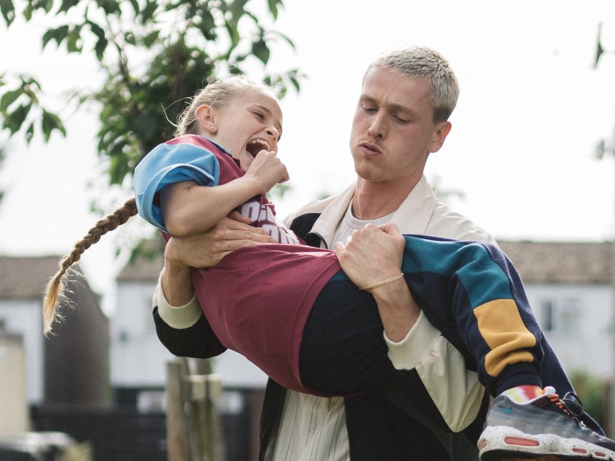 Scrapper: Harris Dickinson bonds with his daughter in…