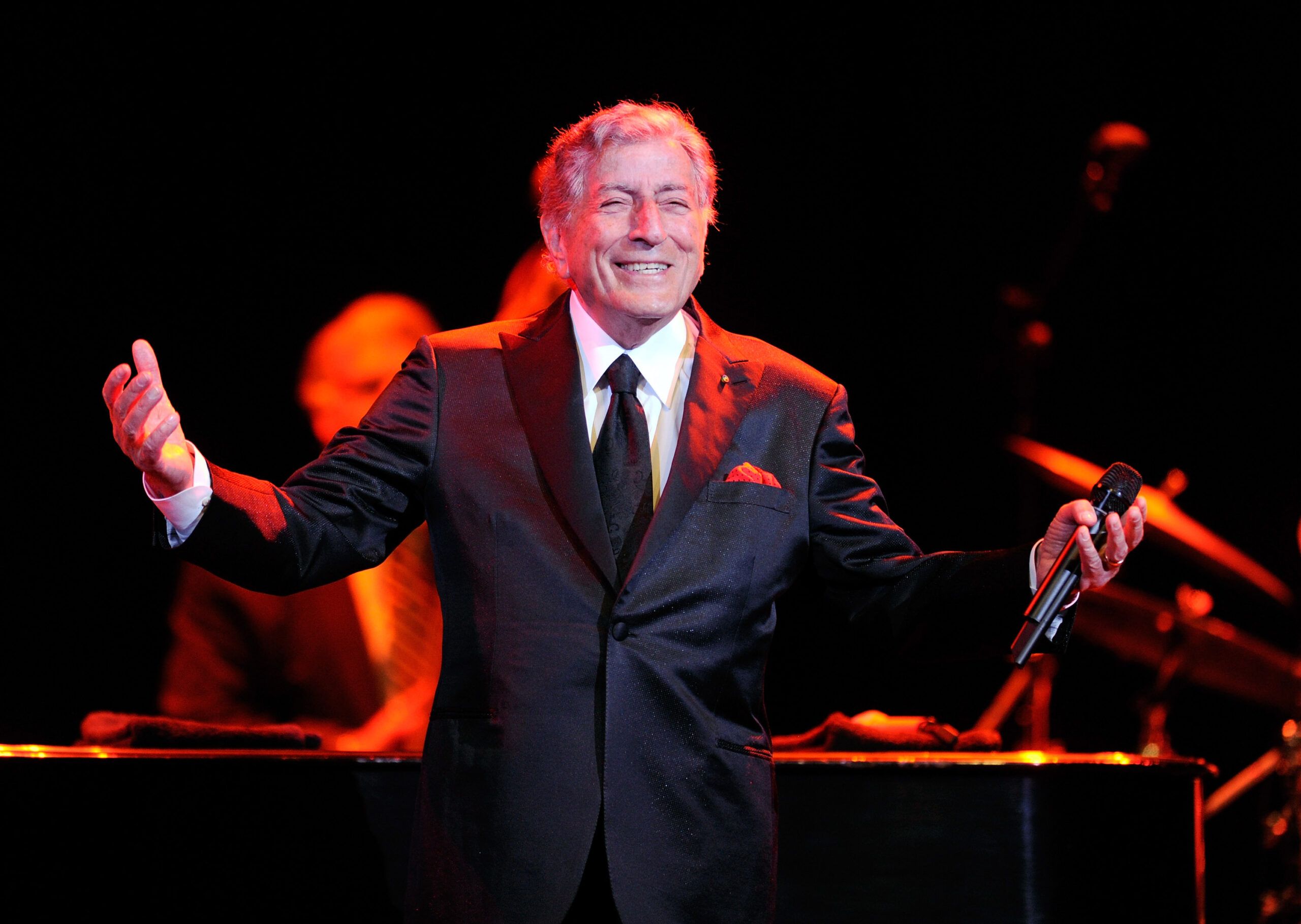Watch Tony Bennett sing beautifully without a mic in…