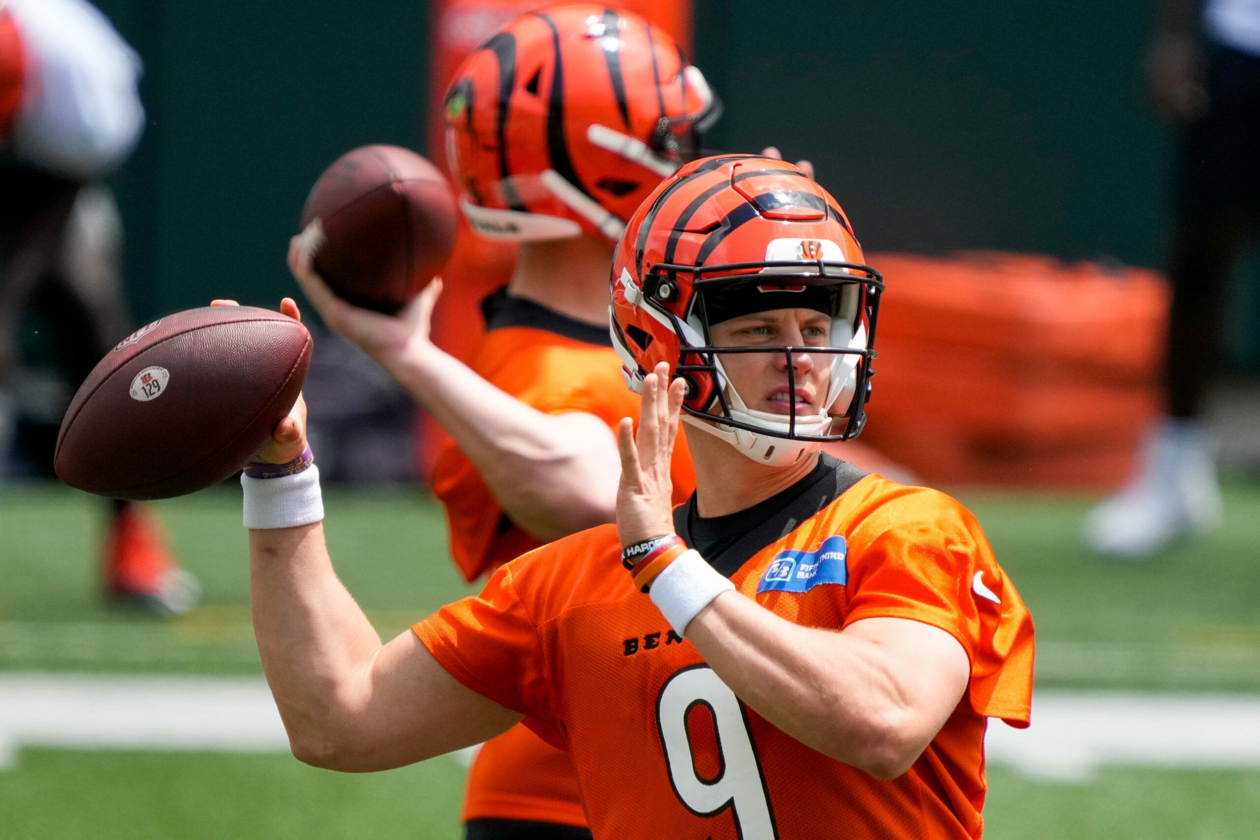 The NFL’s new QB helmets designed to limit head…