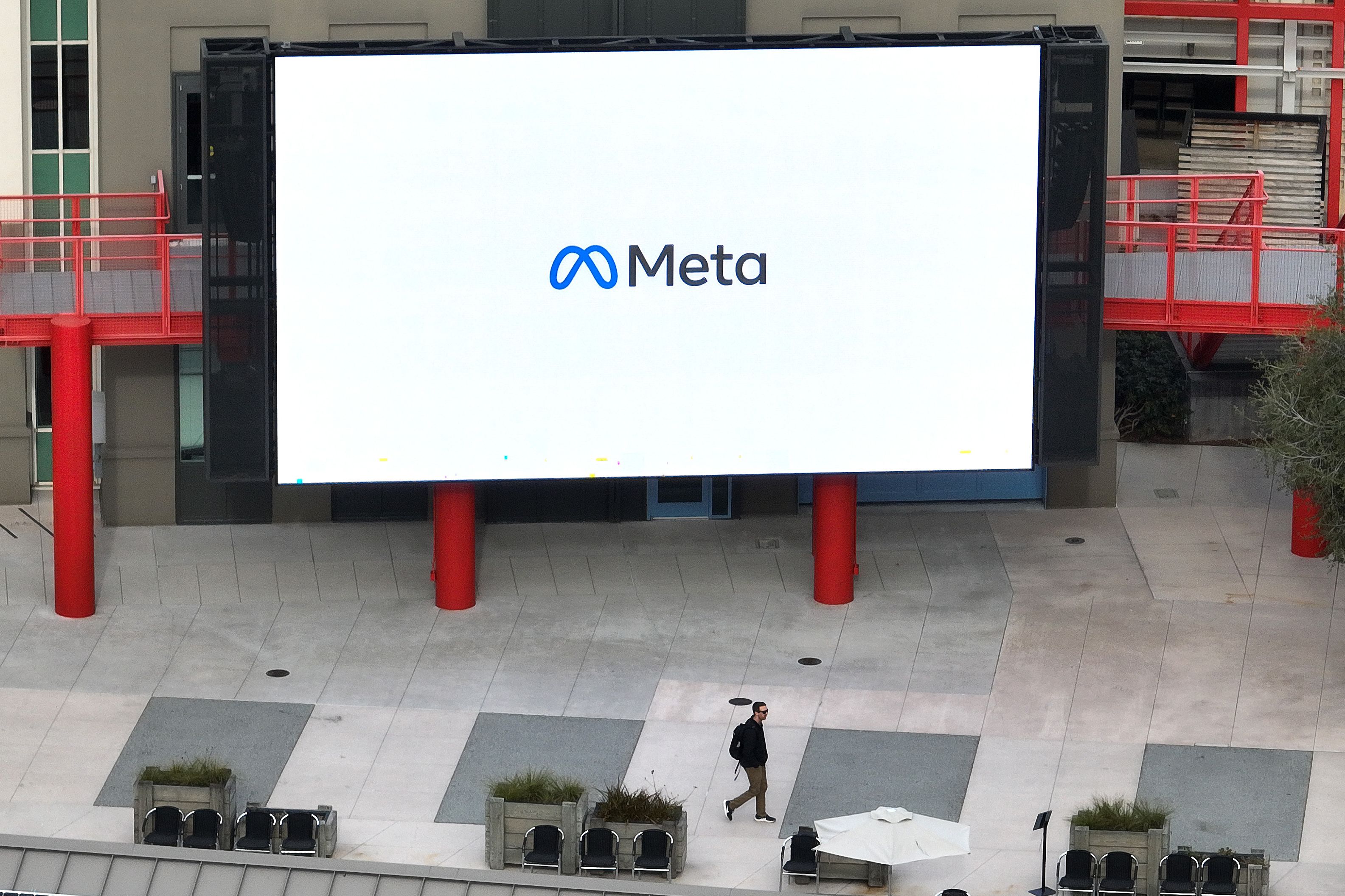 New study shows just how Facebook's algorithm shapes…