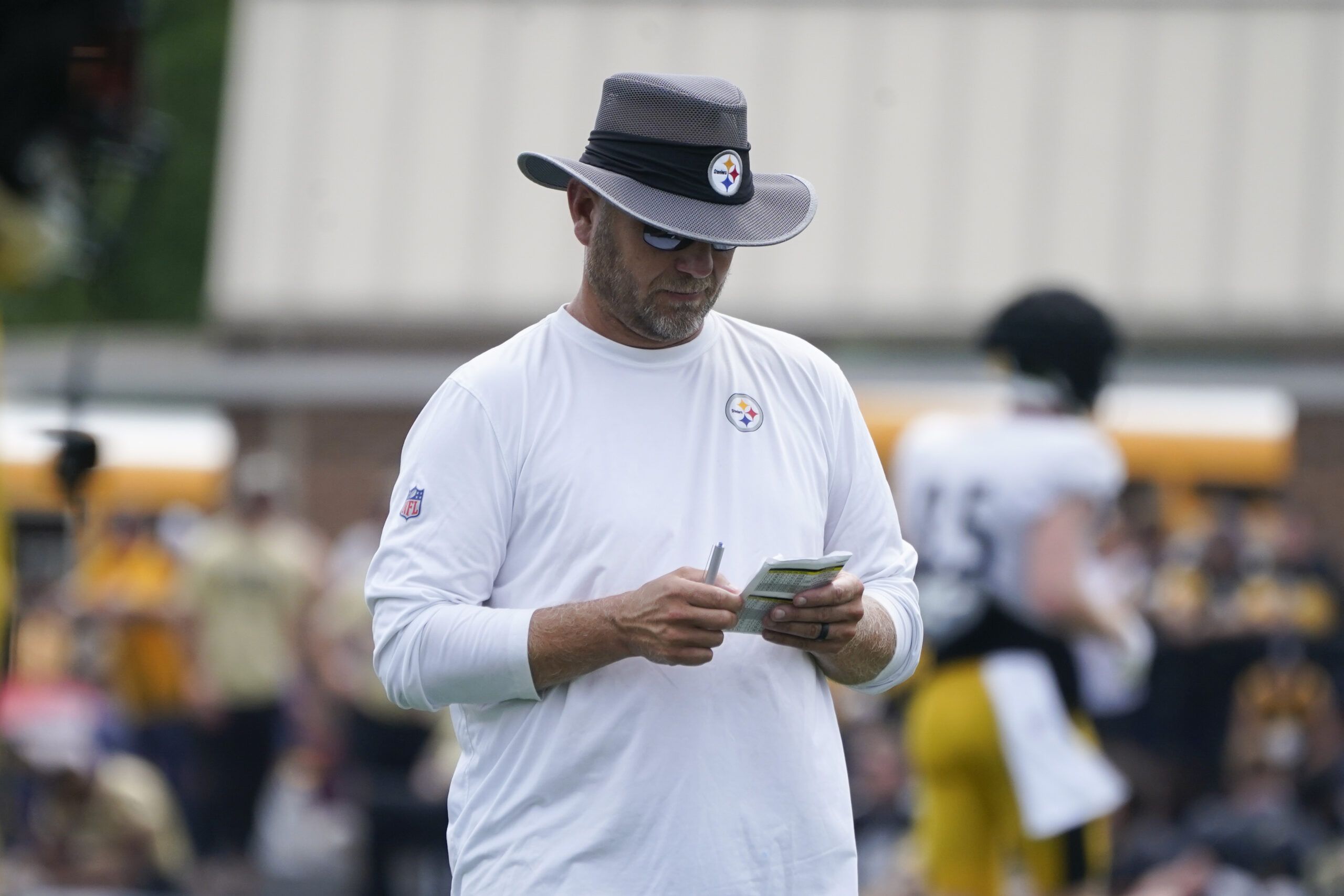 Steelers OC Matt Canada signed a toilet seat for fan…