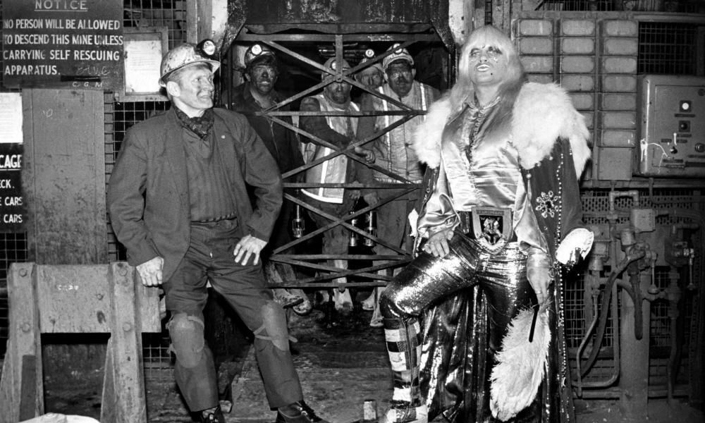 Flamboyant Welsh wrestler Adrian Street dies at 82