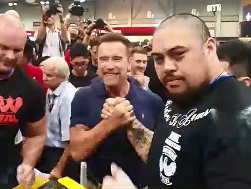 Local arm wrestler meets Arnold Schwarzenegger (+video)
