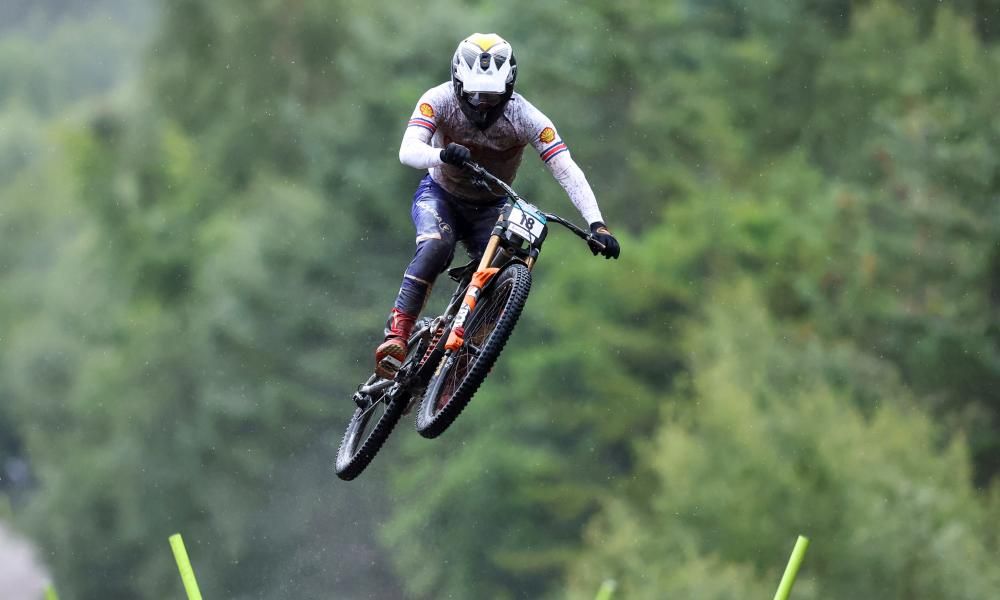 Katie Archibald honours late partner with pursuit gold…