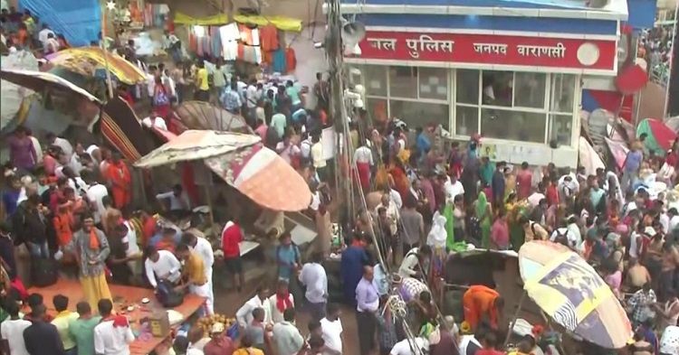 Devotees throng Kashi Vishwanath temple to offer…