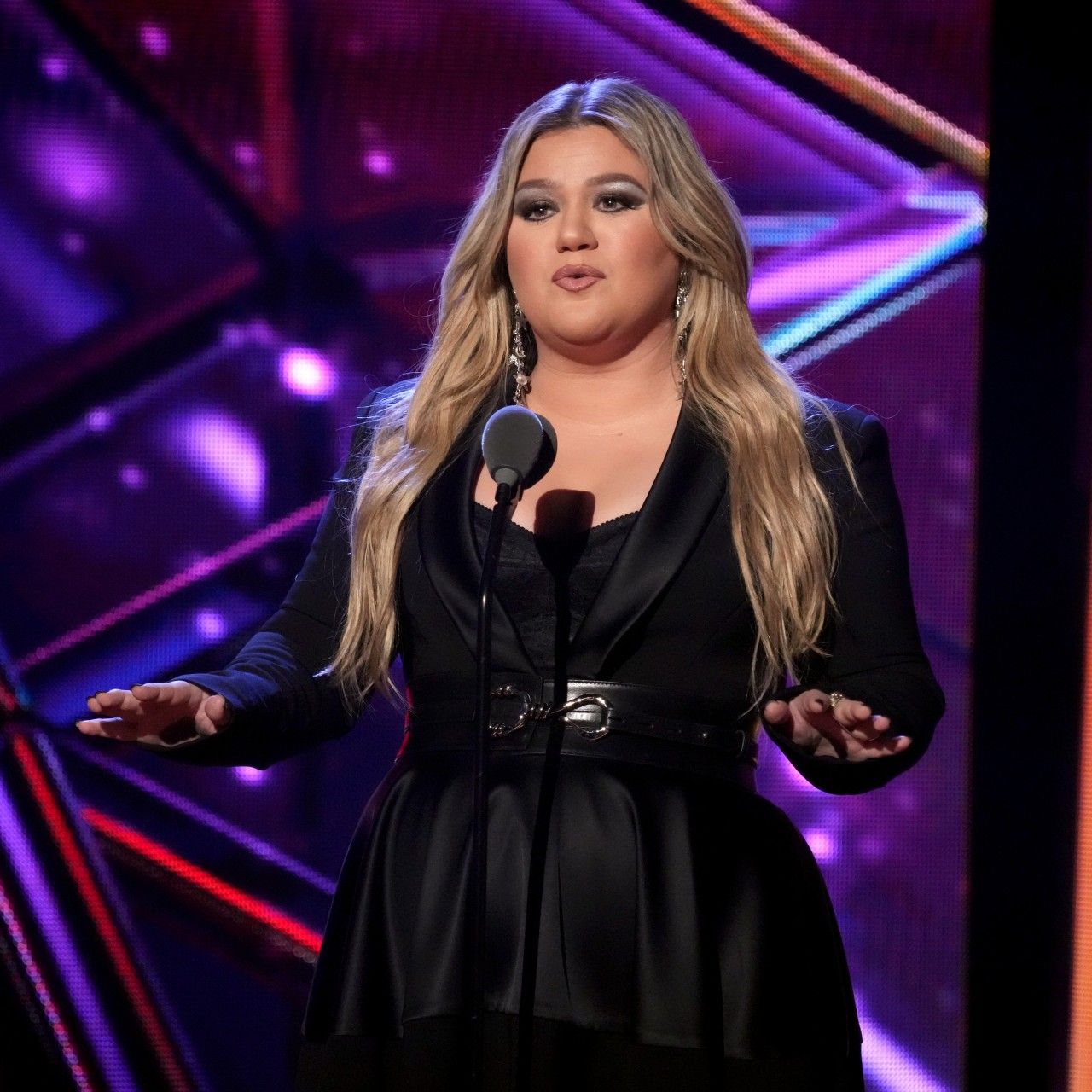 Kelly Clarkson Amends ‘Piece By Piece’ Lyrics at Her…