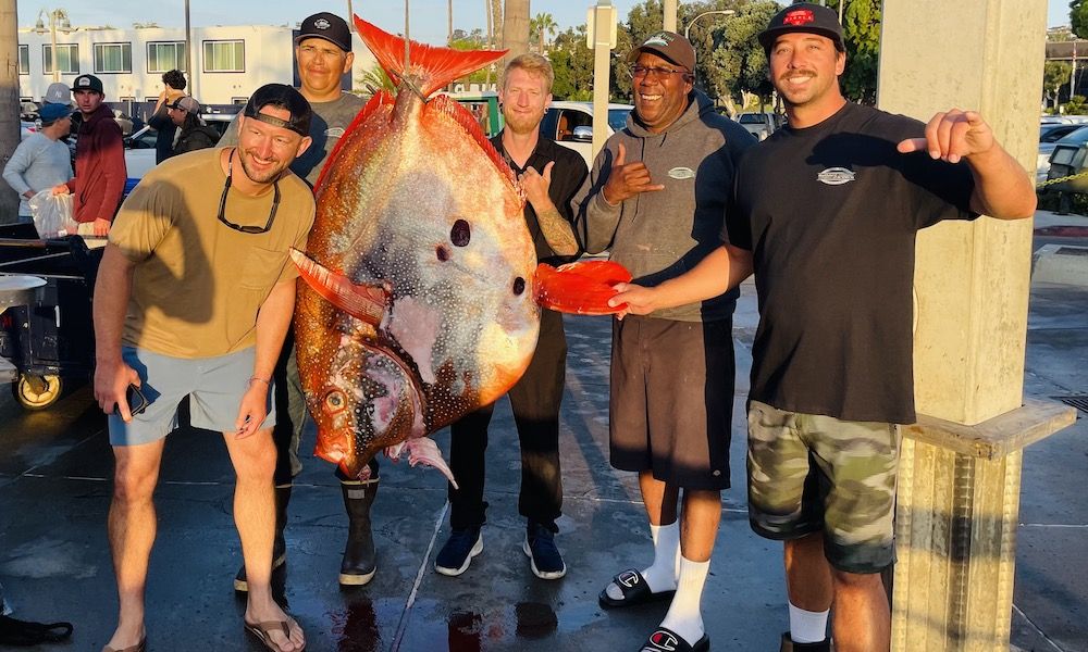 First-time angler lands rare moonfish, a pending world…