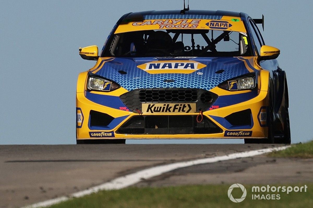 BTCC Knockhill: Sutton pips Cook to pole