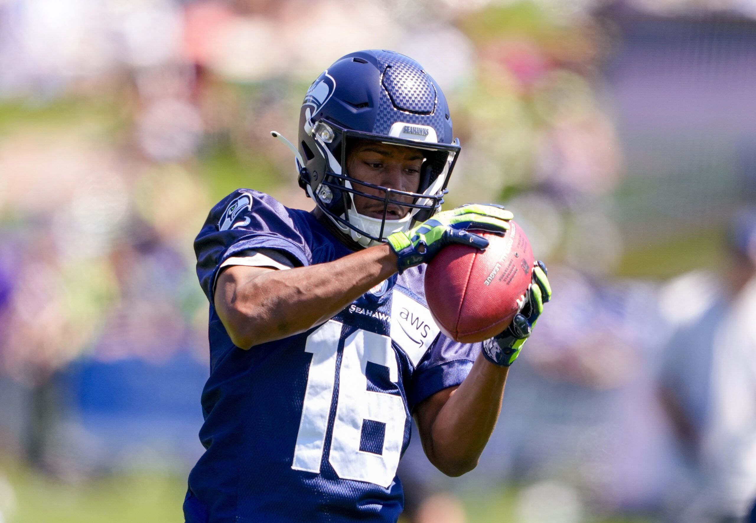 Tyler Lockett talks to K.J. Wright about how to play…