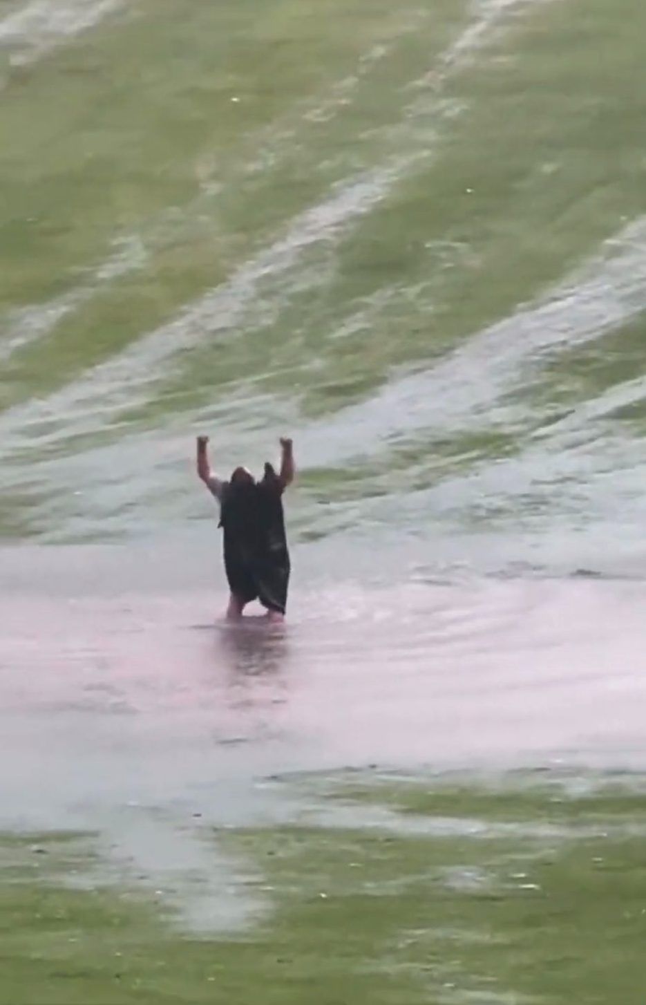 Watch: A wild rain storm turned this Ohio golf course…