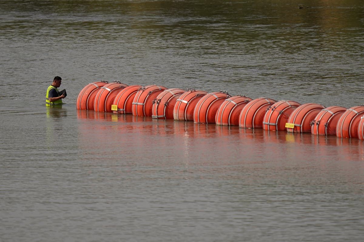 Texas moves large floating barrier on US-Mexico border…