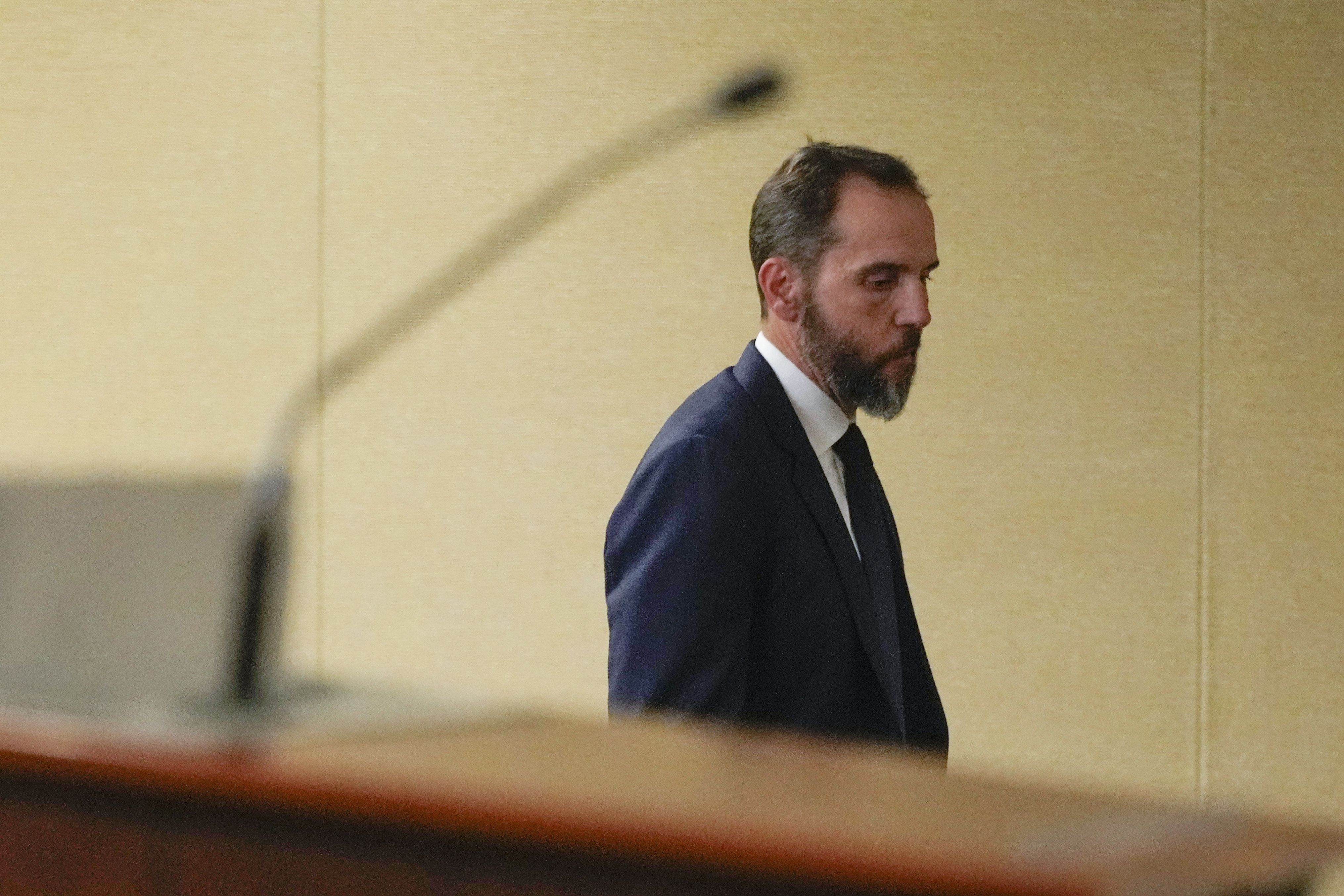 Prosecutors: Trump Mar-a-Lago security aide flipped…