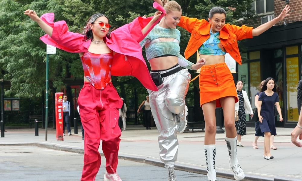 ‘I love my midriff’: why flaunting your tummy with a…