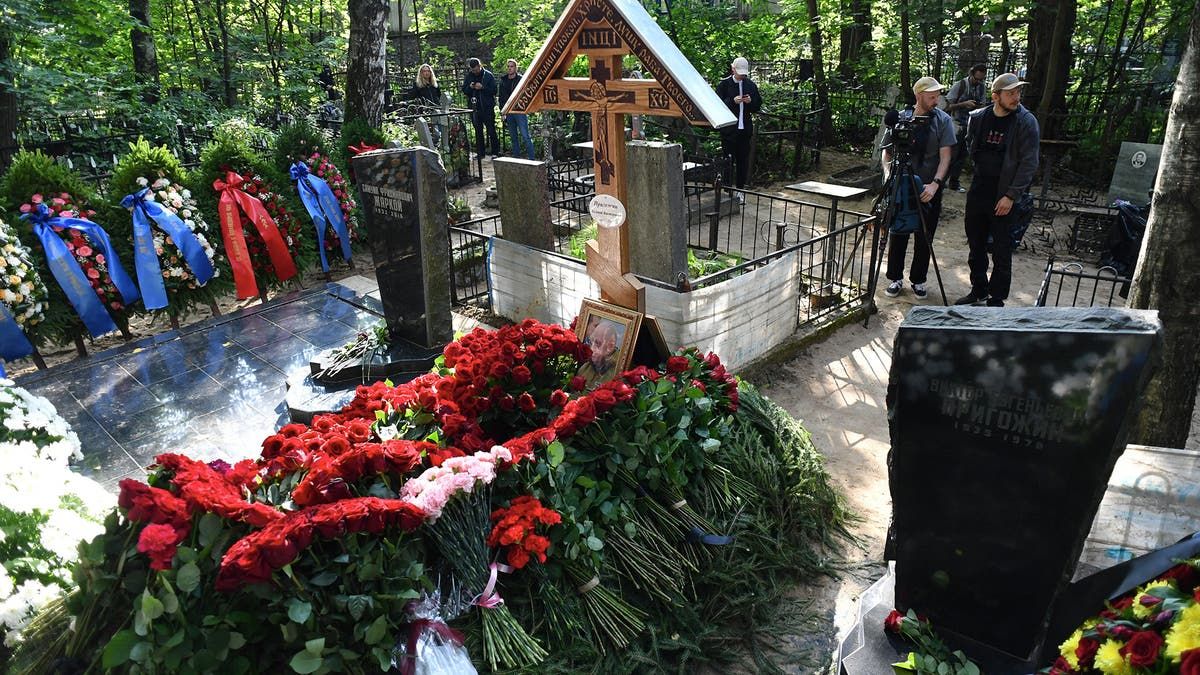 Watch footage of Wagner boss Prigozhin’s grave in…