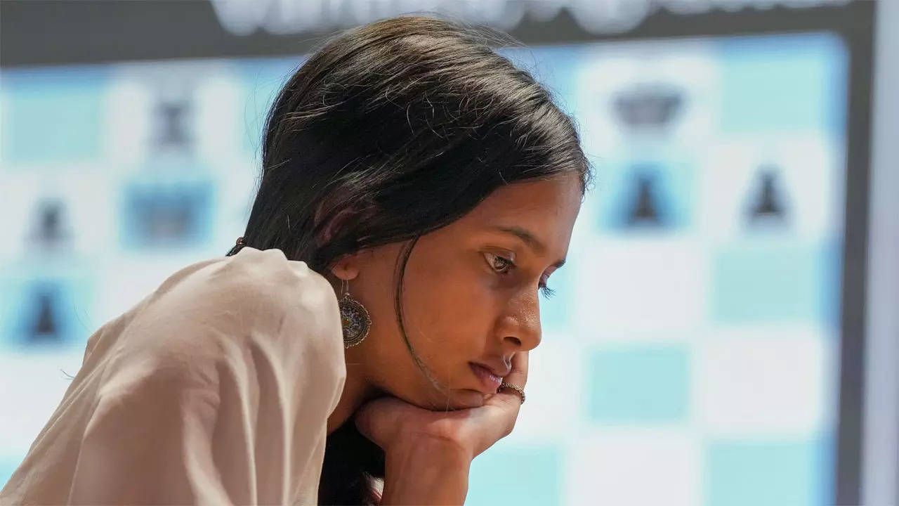 Divya Deshmukh stays on top, Vantika Agarwal slips