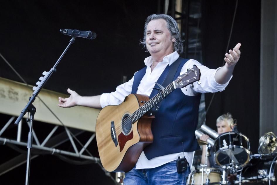 Tributes flood in for former Runrig lead singer Bruce…