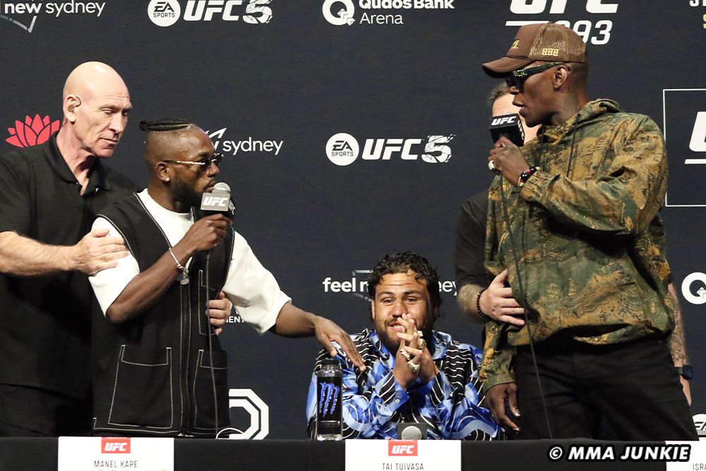 UFC 293 video: Manel Kape throws water bottles at Kai…