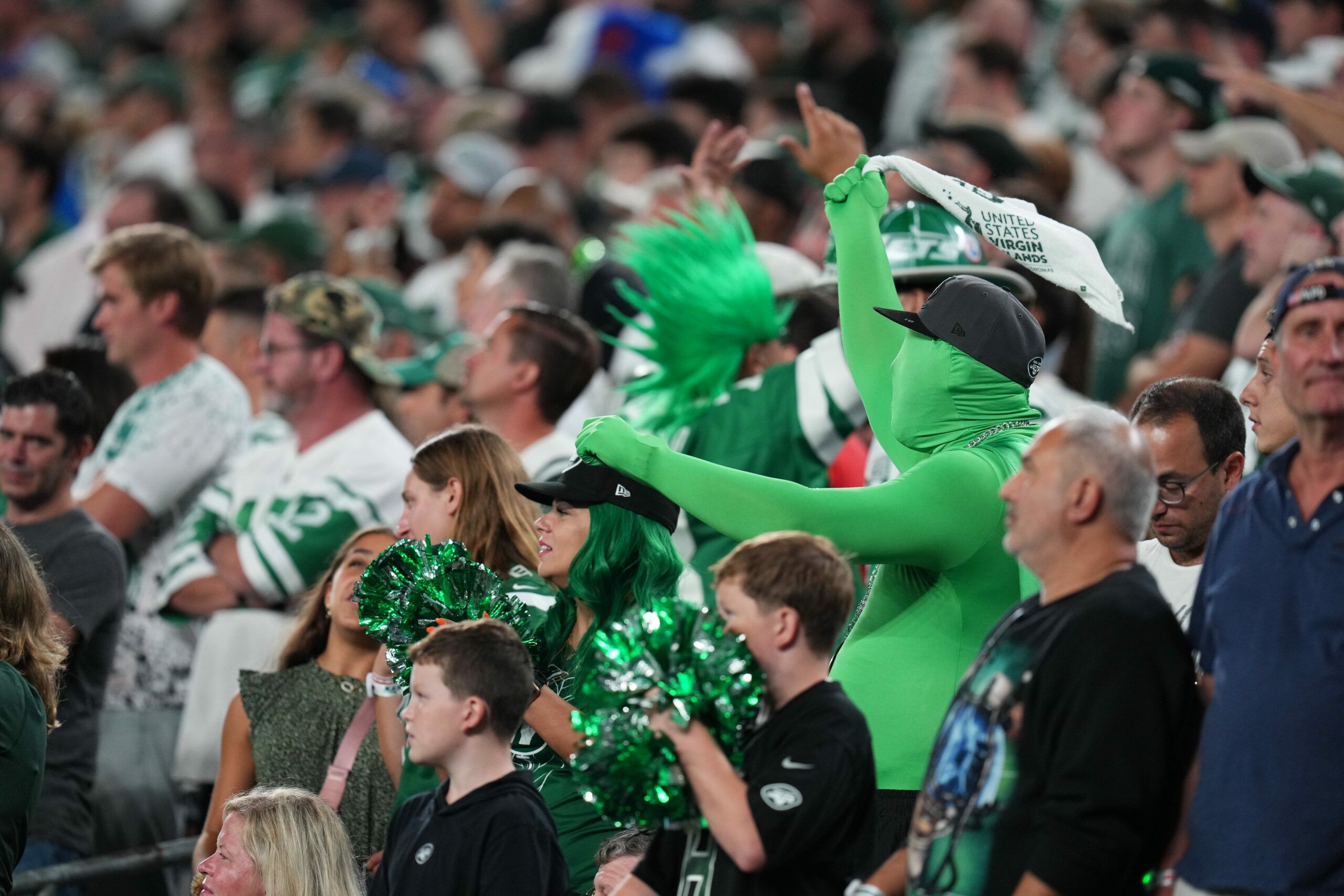 Jets fan almost loses his teeth as Zach Wilson sacks…
