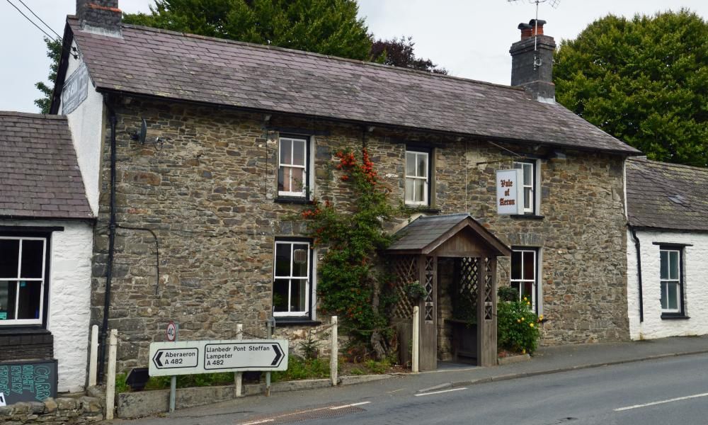 Historic Welsh pub loved by Dylan Thomas awarded…