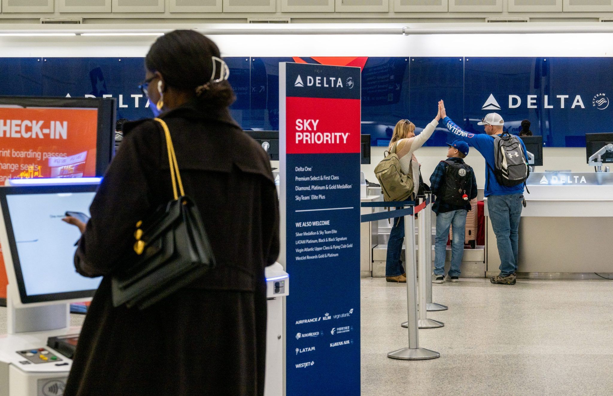 Delta offers passengers $4,000 on overbooked flight to…