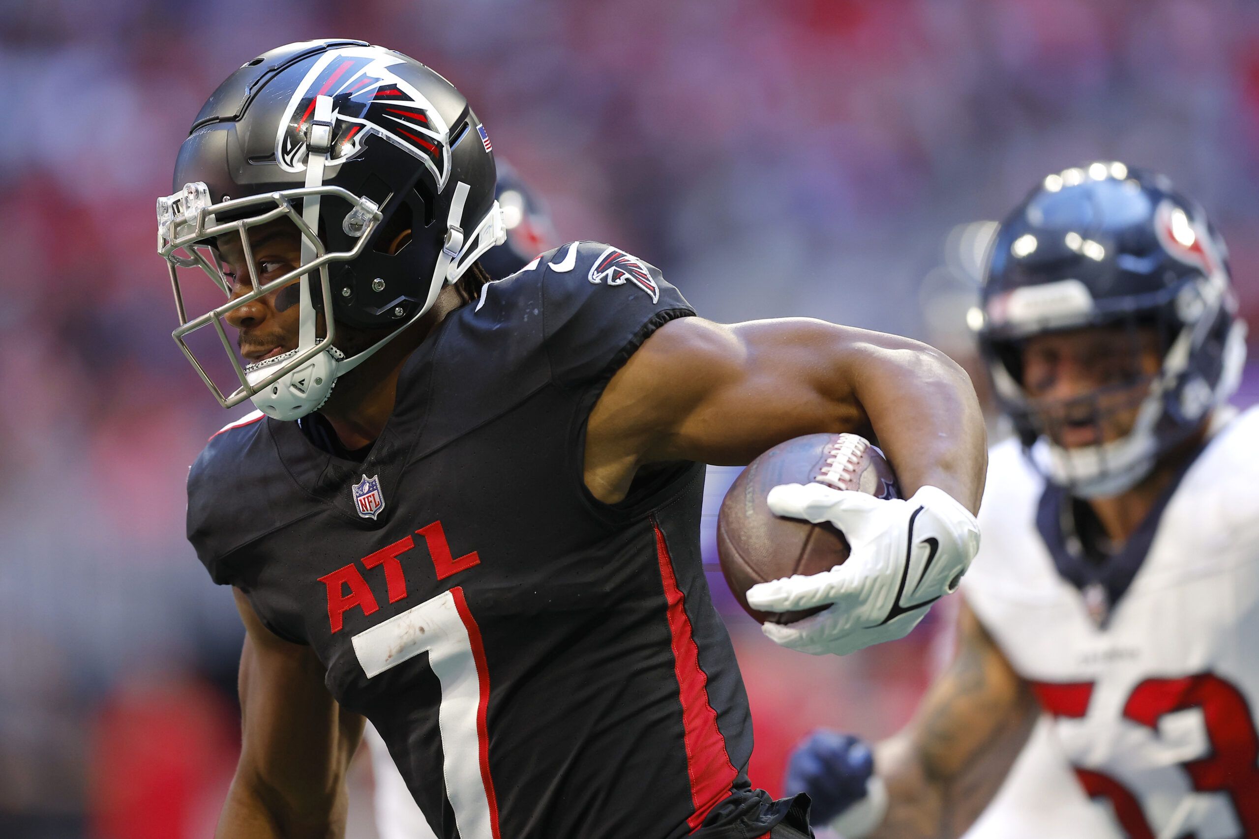 Falcons RB Bijan Robinson explains behind-the-back…