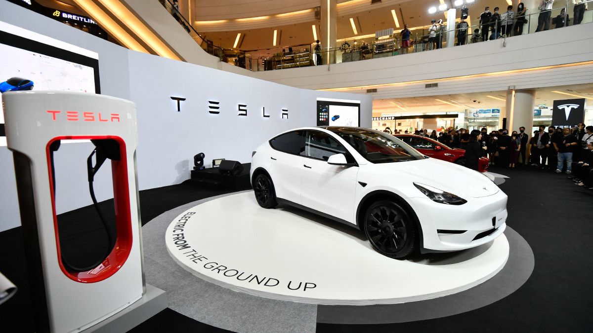 Tesla stock slips as the electric vehicle leader faces…