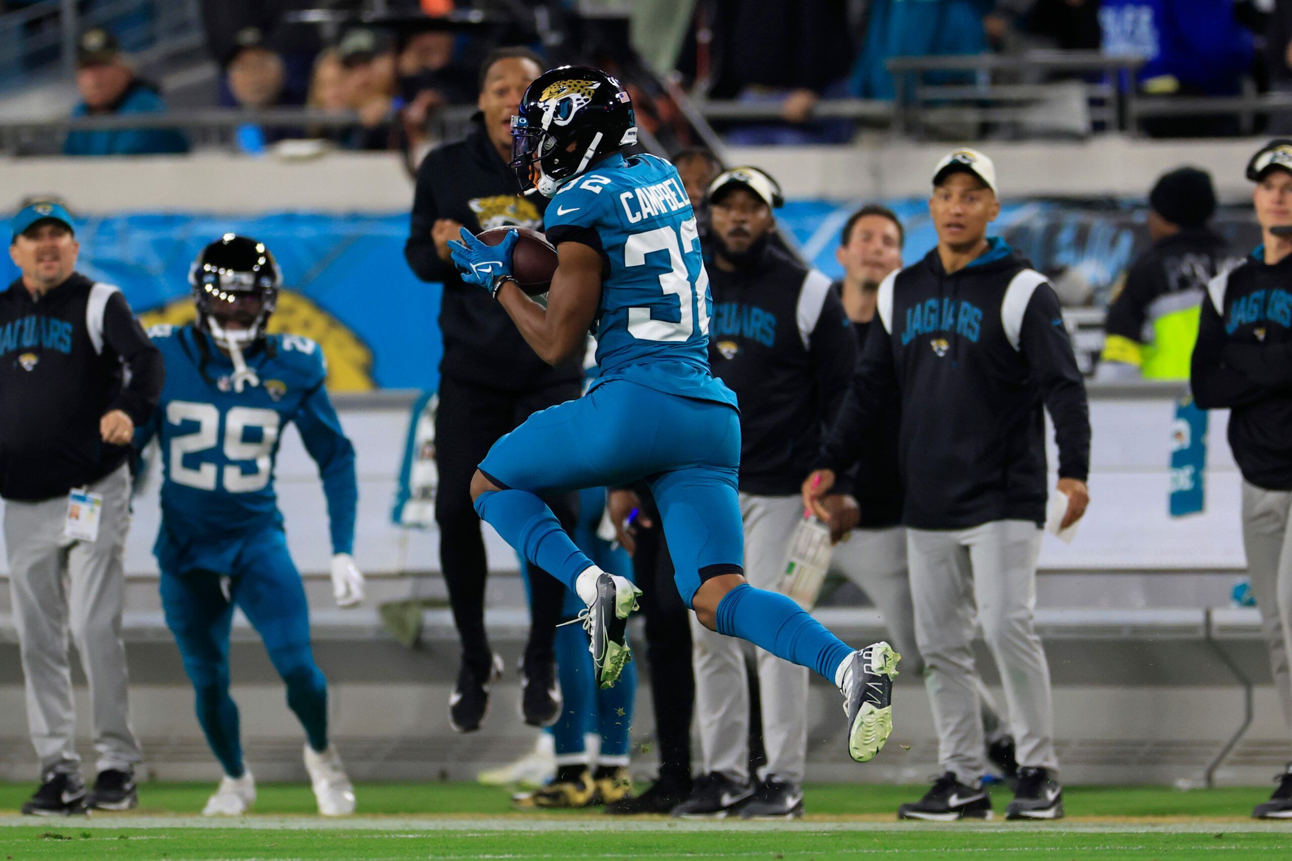 Tyson Campbell goes to locker room with hamstring…