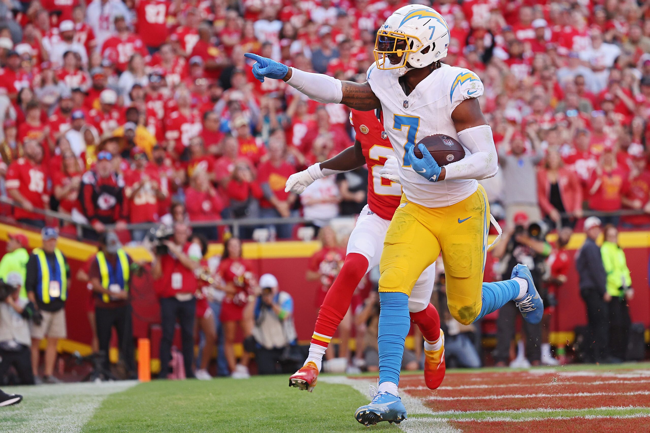 Chargers Highlight: Joshua Palmer’s deep catch sets up…